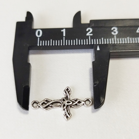 【4個】合金コネクターチャーム デザインクロス 十字架 アクセサリーパーツ アンティークシルバー チャーム ゴーマルパーツ 通販 ...