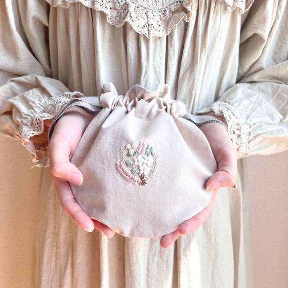【人気】ぷっくりモコモコ手刺繍のまん丸大きめ巾着ポーチ/ベビーピンク 巾着袋 MEGURI(めぐり) 通販｜Creema(クリーマ) 15815519