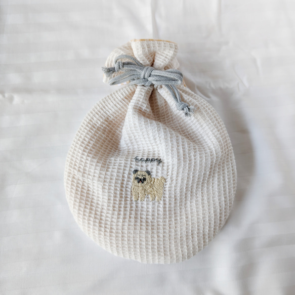【文字変更可】パグの刺繍巾着 巾着袋 mopsi 通販 15817513｜Creema(クリーマ)