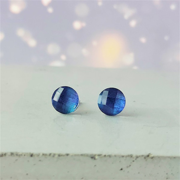 『ブルーカラー』ホワイトシェル×クリスタル ラウンドカボションカット 【金属アレルギー対応】 AP-＃266 ピアス（スタッド・一粒） Chi ...