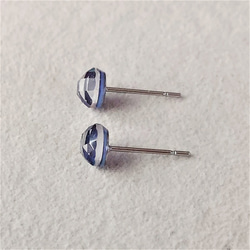 『ブルーカラー』ホワイトシェル×クリスタル ラウンドカボションカット 【金属アレルギー対応】 AP-＃266 ピアス（スタッド・一粒） Chi ...