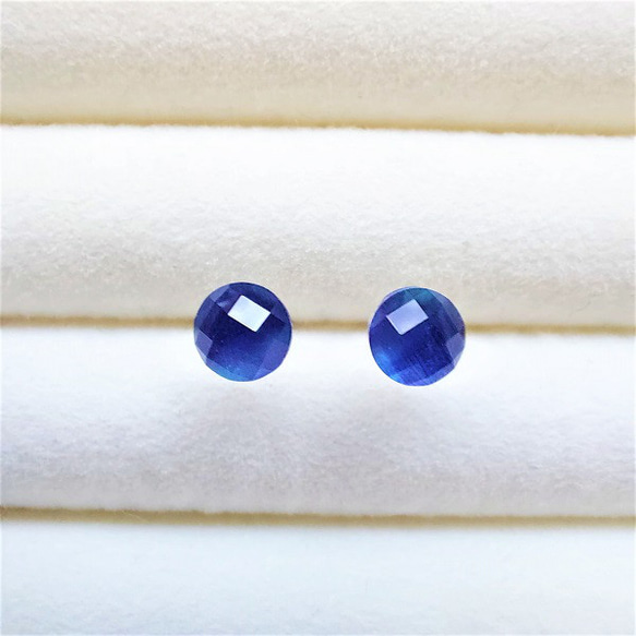 『ブルーカラー』ホワイトシェル×クリスタル ラウンドカボションカット 【金属アレルギー対応】 AP-＃266 ピアス（スタッド・一粒） Chi ...