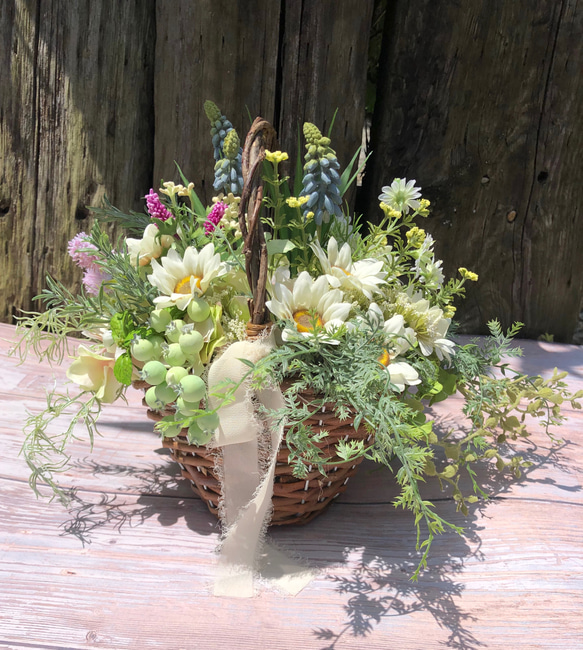 白いひまわりのグリーンたっぷりガーデンバスケット/ナチュラルフラワーアレンジメント/母の日/ギフト対応 アートフラワー wa工房 通販 ...