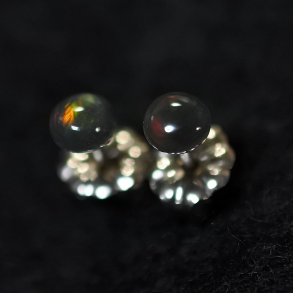 （1点もの）ブラックオパールのスタッドピアス（4mm・チタンポスト） ピアス（スタッド・一粒） febfac 通販 15828146 ...