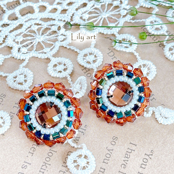 white＆brownビーズ刺繍roundピアス ピアス（スタッド・一粒） りりぃ 通販 15832633｜Creema(クリーマ)