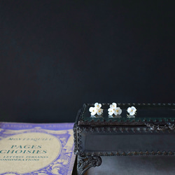 白いお花3輪 イヤーカフ イヤーカフ Ruphatika 通販 15868187｜Creema(クリーマ)