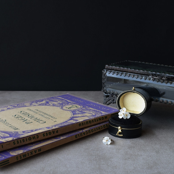 白いお花3輪 イヤーカフ イヤーカフ Ruphatika 通販 15868187｜Creema(クリーマ)