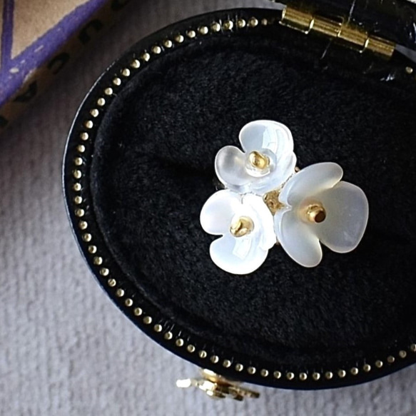 白いお花3輪 イヤーカフ イヤーカフ Ruphatika 通販 15868187｜Creema(クリーマ)
