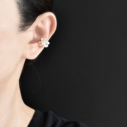 白いお花3輪 イヤーカフ イヤーカフ Ruphatika 通販 15868187｜Creema(クリーマ)