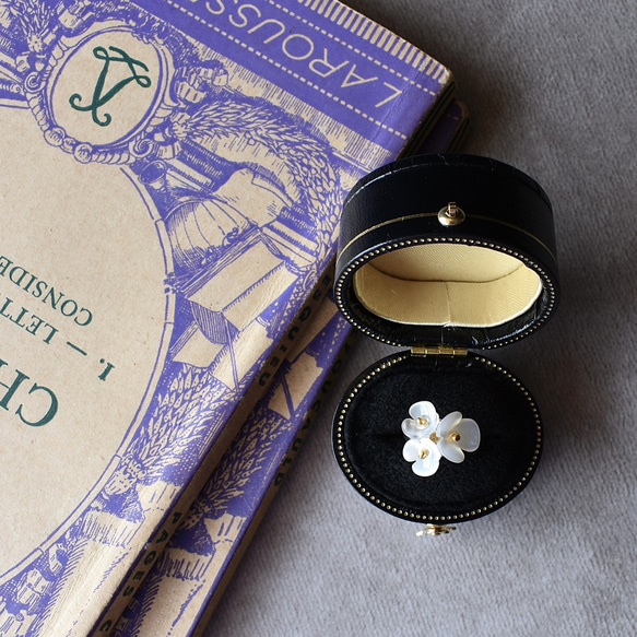 白いお花3輪 イヤーカフ イヤーカフ Ruphatika 通販 15868187｜Creema(クリーマ)