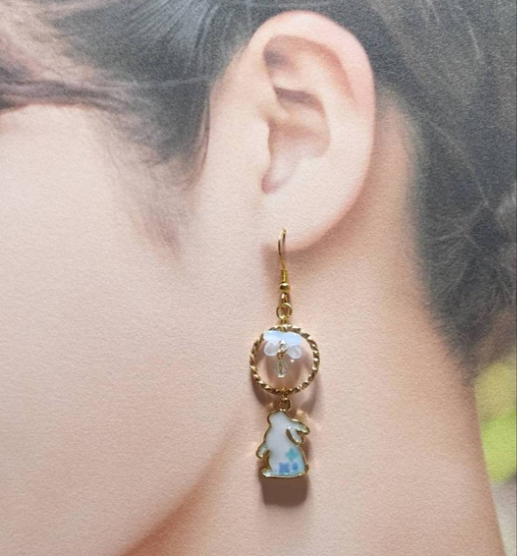 レジンピアス うさぎと紫陽花 ブルー 11-43 ピアス（フック・チェーン） あんず 通販 15871577｜Creema(クリーマ)