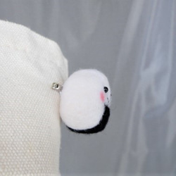 小さなおにぎりブローチ 羊毛 ブローチ ふわもこM＆M 通販｜Creema(クリーマ) 15871630