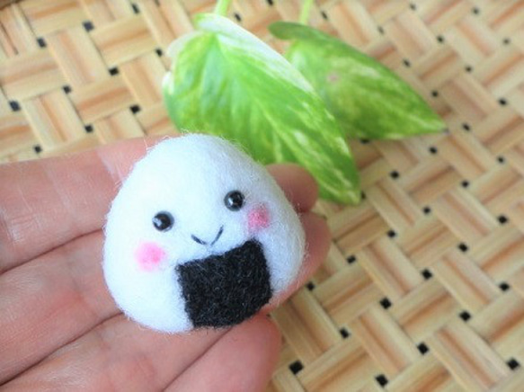 小さなおにぎりブローチ 羊毛 ブローチ ふわもこM＆M 通販 15871630｜Creema(クリーマ)