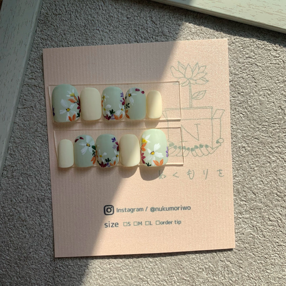【おはなばたけ】パステルグリーンにお花をたくさん書きました。ブライダルにも、普段使いにもおすすめです。 ぬくもりを ネイルチップ（つけ爪 ...