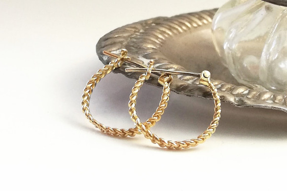 K18 みつあみパッチンピアス ピアス（フープ） granello 通販 15890448｜Creema(クリーマ)