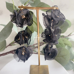 w067 ブラック オーガンジー フラワー 3連 ブーケ ボリューム ピアス ウェディング 結婚式 ブライダル ピアス（その他） judy.b＊ジュディブライダル 通販 15894686 ...