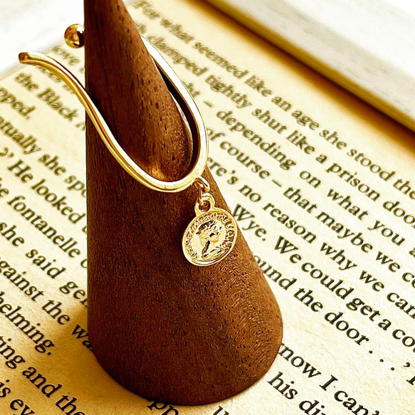 【ラッキーモチーフ】14kgf 小さなコインチャームのイヤーカフ イヤーカフ milimili901 通販 15899241｜Creema(クリーマ)