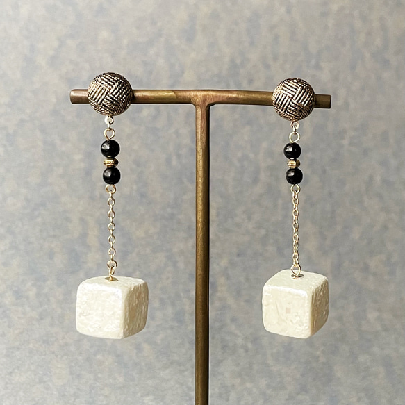 角砂糖の日々 / 角砂糖を見つけたアリさんをイメージした樹脂ビーズとボタンのイヤリング・ピアス ピアス（スタッド・一粒） Lyric ...