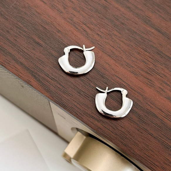 おすすめ S925純銀製 ins風 U字 イニシャル フープピアス 金属アレルギー対応 つけっぱなし ピアス（フープ） cissylady.com 通販 15908386｜Creema(クリーマ)