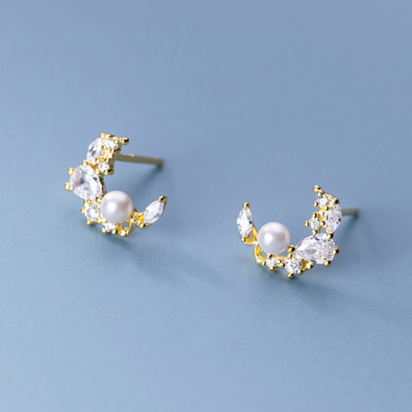 SV925 小ぶり キラキラ 月 スタッドピアス シルバー925 ピアス つけっぱなし 金属アレルギー対応 ピアス（スタッド・一粒 ...