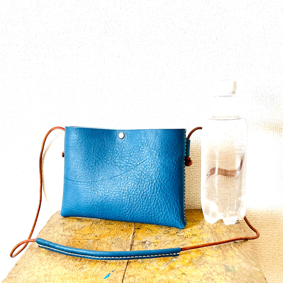 栃木レザーオイルヌメ サコッシュ ブルー サコッシュ かなぶん工房 通販 15952187｜Creema(クリーマ)