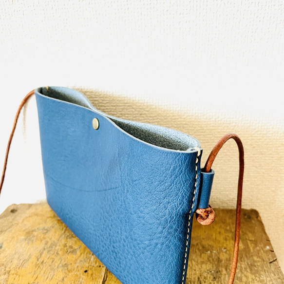 栃木レザーオイルヌメ サコッシュ ブルー サコッシュ かなぶん工房 通販 15952187｜Creema(クリーマ)