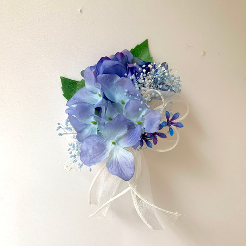グラデーションブルーのあじさいとかすみ草のブーケ(ブートニア グラデーションブルーのあじさいとかすみ草のブーケ(ブートニア