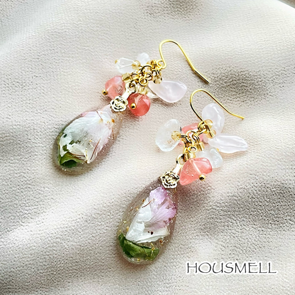 さざれとボタニカル雫レジンの華やかピアス ショート n1234 ローズクォーツ チェリークォーツ ライトピンク グリーン ピアス（フック ...