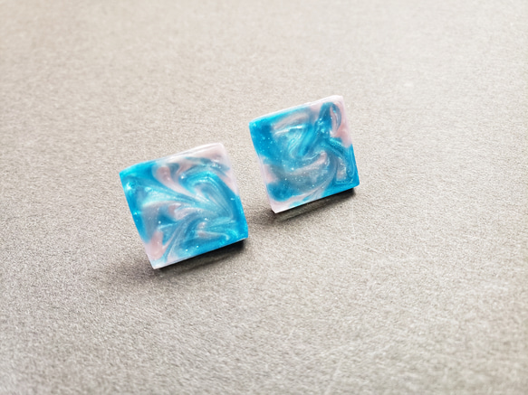 スクエアピアス マーブル模様 ブルー×ピンク サージカルステンレス アレルギー対応 四角 ピアス（スタッド・一粒） maze_marker ...