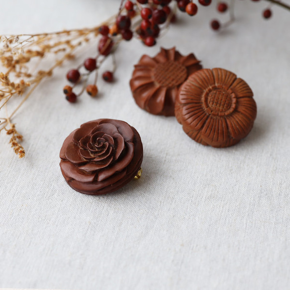 ⁂最終SALE 手彫り ウッド ブローチ ウッドカービング 天然木 バラ 花 モチーフ ブラウン Q01B ブローチ anvai 通販 16006291｜Creema(クリーマ)