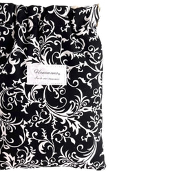 バッグに下げられて・取り外し可能持ち手付き♡白・黒・モノトーン♡ダマスク♡開け閉めラクラクバネ口スマホポーチ スマホポシェット・スマホポーチ ...