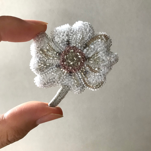 オートクチュールビーズ刺繍ブローチ 一重の白いバラ ブローチ オートクチュールビーズ刺繍ブローチ 一重の白いバラ ブローチ