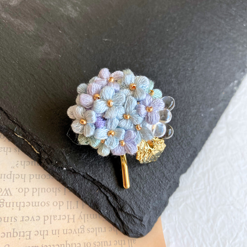 しっとり 紫陽花 の 髪飾り(ポニーフック)和装にも◎刺繍糸で しっとり 紫陽花 の 髪飾り(ポニーフック)和装にも◎刺繍糸で