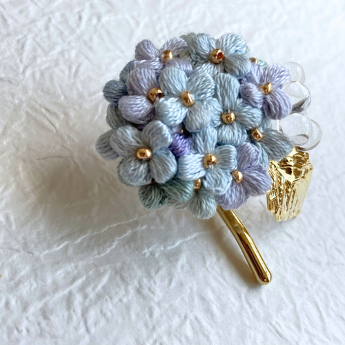 しっとり 紫陽花 の 髪飾り(ポニーフック)和装にも◎刺繍糸で しっとり 紫陽花 の 髪飾り(ポニーフック)和装にも◎刺繍糸で