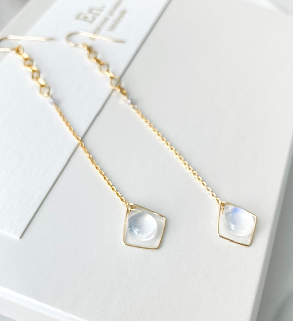 レインボームーンと極小サファイアの揺れるピアス 14kgf ピアス（フック・チェーン） En. 通販 16196297｜Creema(クリーマ)