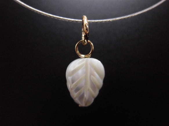 【SALE】【14KGF】リーフモチーフマザーオブパールの1粒ペンダントトップ E14￥730→￥500 ペンダントトップ KAZEYA－かぜやー 通販 16206495｜Creema(クリーマ)