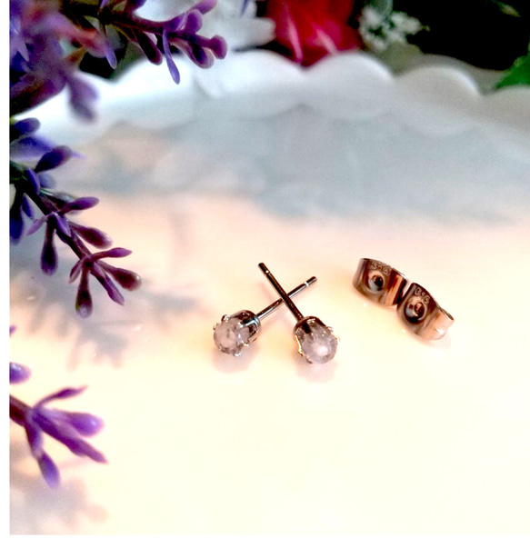 【サージカルステンレス】天然石レインボームーンストーンの普段使い出来る極小ピアス3㎜玉s84 ピアス（スタッド・一粒） あつねこ（ご購入前プロフ確認） 通販 16207457｜Creema(クリーマ)