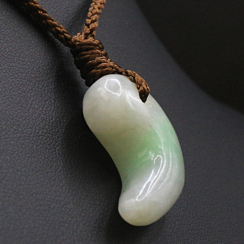 magatama-01 勾玉 ミャンマー産 翡翠 ネックレス・ペンダント magatama-01 勾玉 ミャンマー産 翡翠 ネックレス・ペンダント