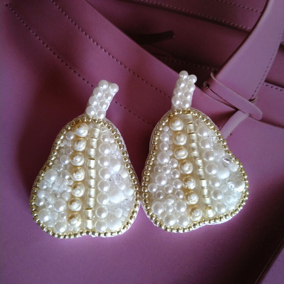 ホワイト系の洋梨 ビーズ刺繍ブローチ＊AYA工房 ブローチ AYA工房 通販 16247795｜Creema(クリーマ)