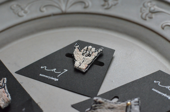 Te hand sign ブローチ na7 通販｜Creema(クリーマ) 16252379