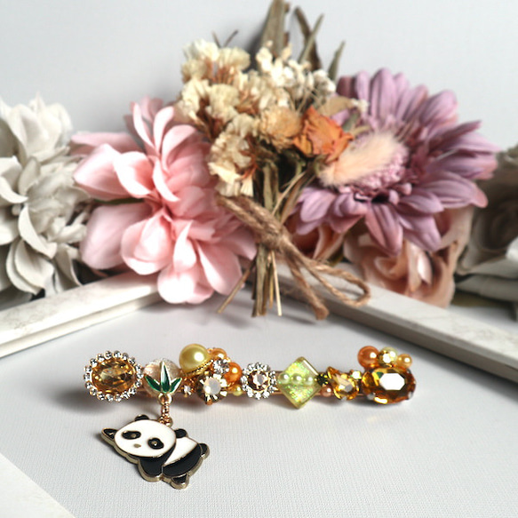 笹からふにゃんと垂れ下がる寝そべりパンダさんに癒やされるヘアアクセサリー イエロー X5516 ヘアクリップ・バナナクリップ ...