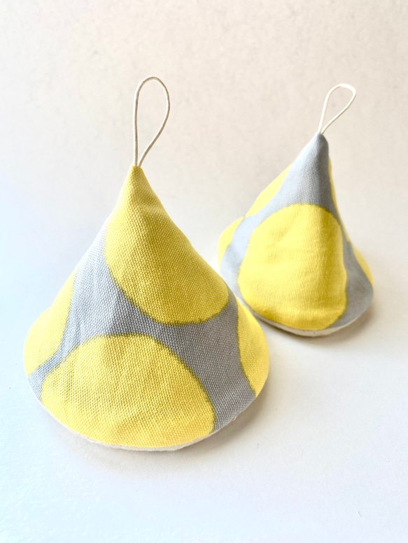 厚手 三角鍋つかみ 2個セット《polka dotライトグレー×パステルイエロー》 鍋つかみ irodori blend 通販｜Creema ...