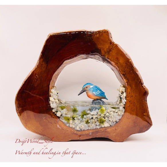 一つ限りの流木アート 水辺のカワセミ ジオラマ 流木 フィギュア 置物 動物 鳥 インテリア レジン 水辺 N15 立体・オブジェ ...