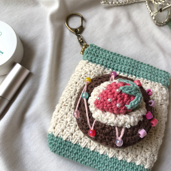 あみぐるみ・いちごドーナツのバネ口ポーチ・グリーン ポーチ kou_garden 通販｜Creema(クリーマ) 16340462