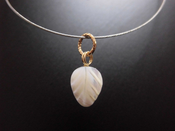 【SALE】【14KGF】リーフモチーフマザーオブパールのペンダントトップ A18￥790→￥500 ペンダントトップ KAZEYA－かぜやー 通販 16346800｜Creema(クリーマ)