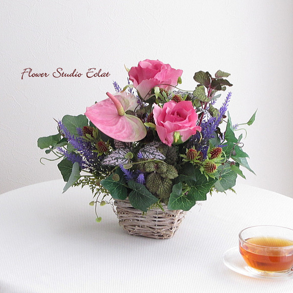 ピンクローズ・アンスリューム入りバスケットアレンジ アーティフィシャルフラワー cma036 アートフラワー Flower Studio ...