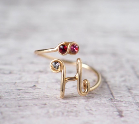 14kgf 2粒 1文字イニシャルオーダーリング 指輪・リング いわみななえ 通販｜Creema(クリーマ) 16388648