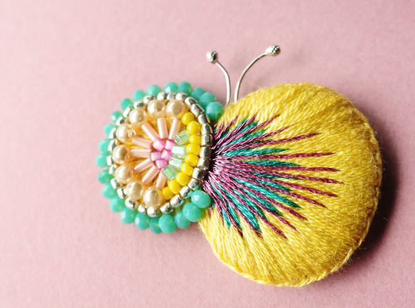 永恆的蝴蝶～Irodol Butterfly 的配飾～＞刺繡胸針“黃色×薄荷粉色” 胸針・別針 m i n e 的作品｜Creema 16427984