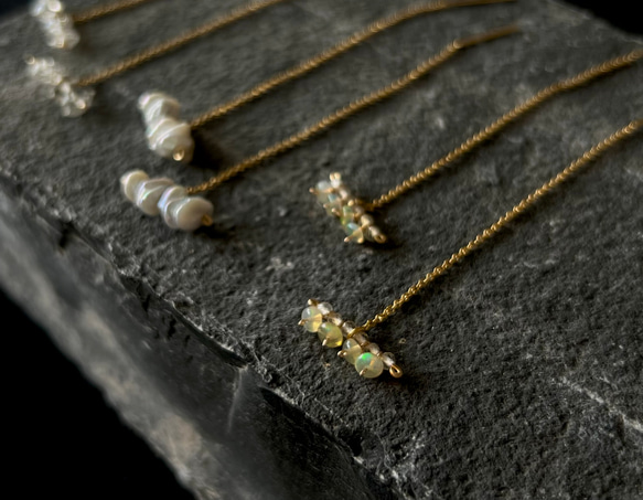 チェーンが選べる！バーアメリカンピアス【オパール】14kgf【10月誕生石】 ピアス（フック・チェーン） makila 通販 16445797｜Creema(クリーマ)