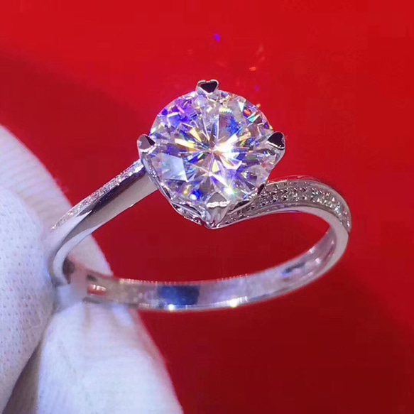 【newデザイン】輝くモアサナイト ダイヤ リング K18WG 指輪・リング ルイ 通販｜Creema(クリーマ) 16470984